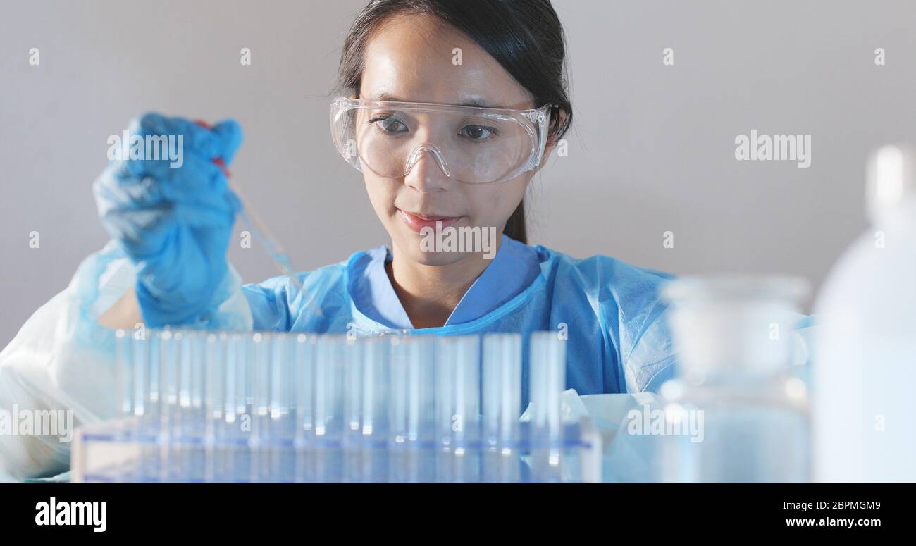 Lab technician performs medical tests Stock Photo - Alamy