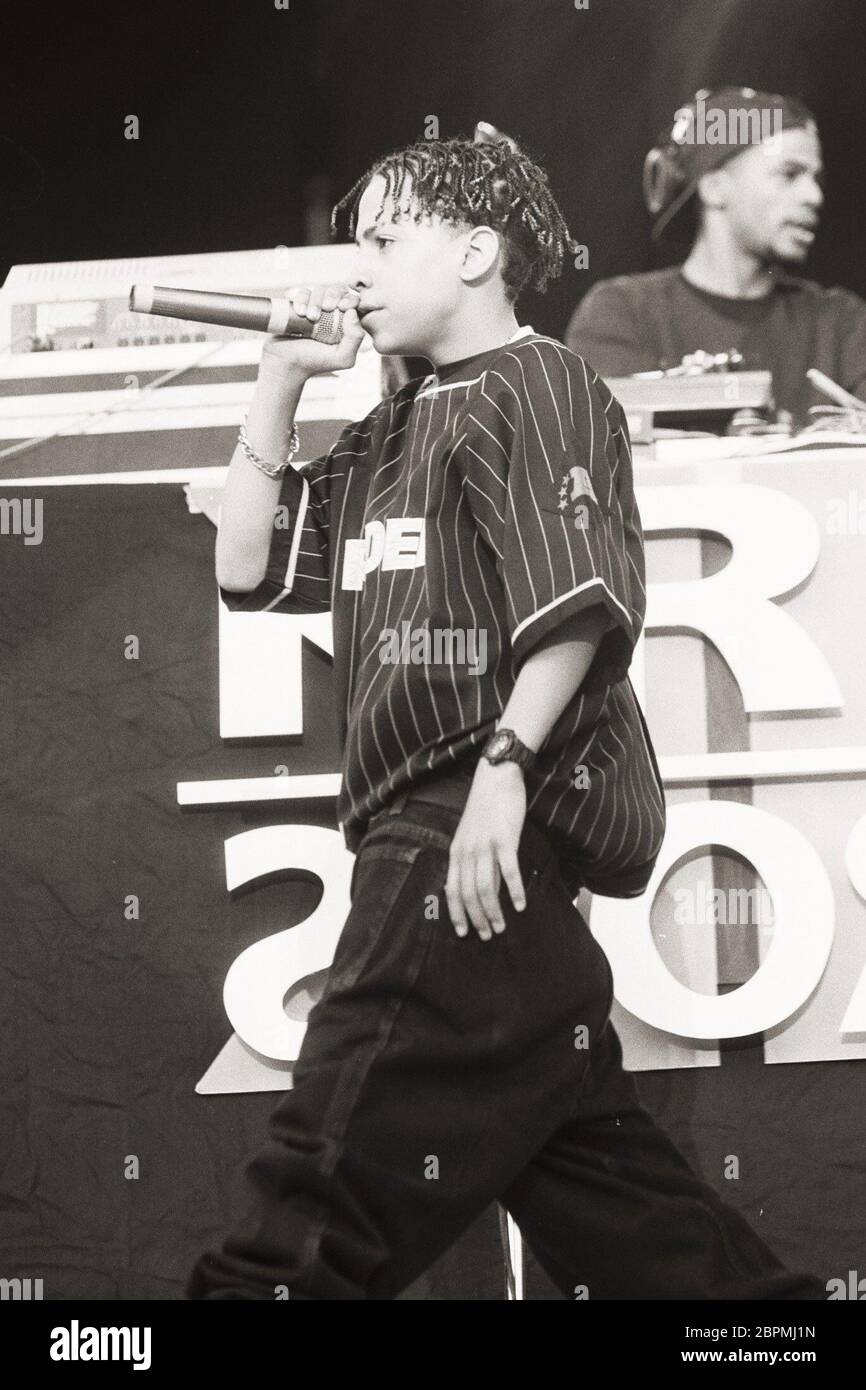 Kris kross hi-res stock photography and images - Alamy