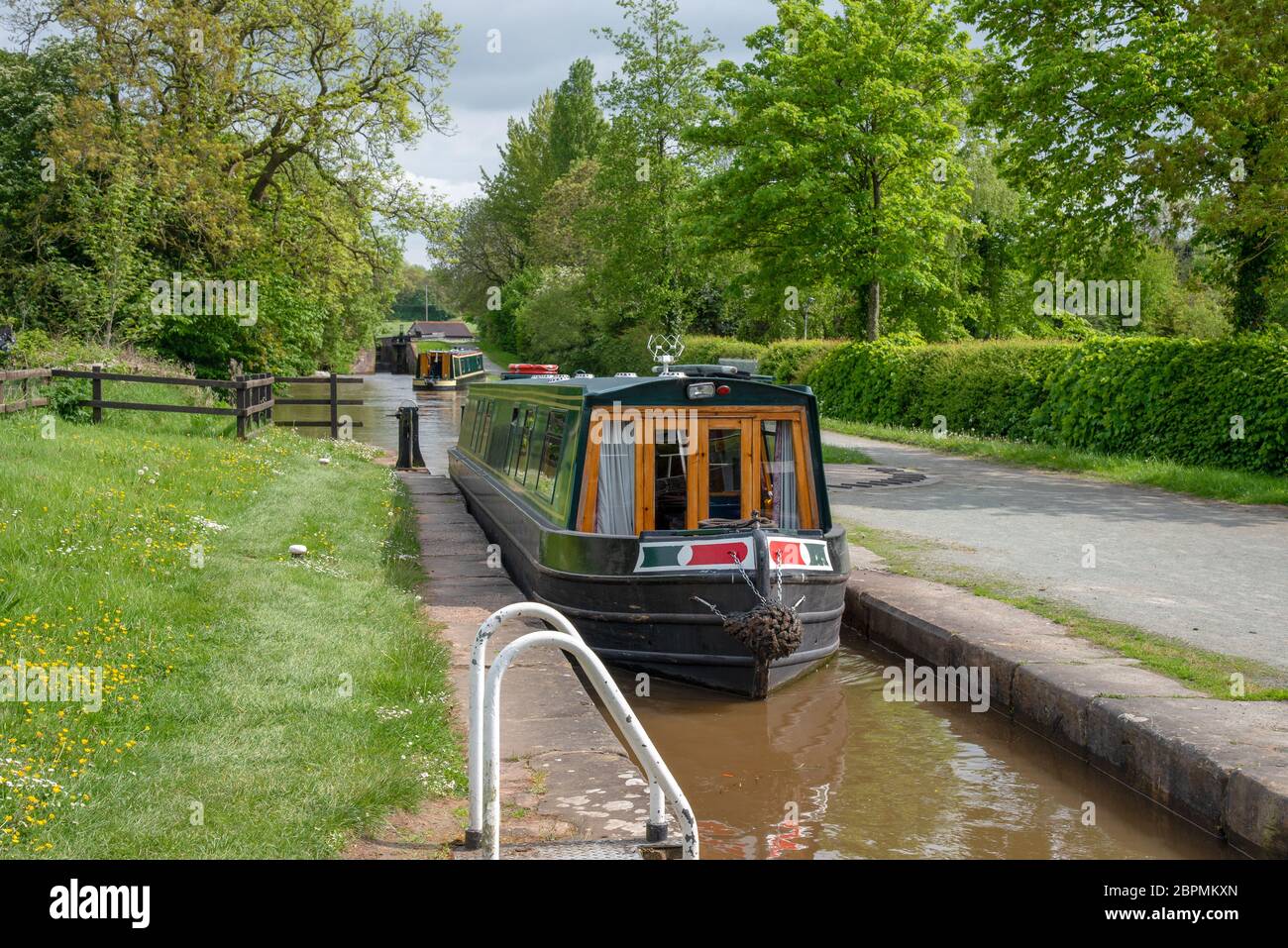 Narrowboat approaching bridge hi-res stock photography and images - Alamy