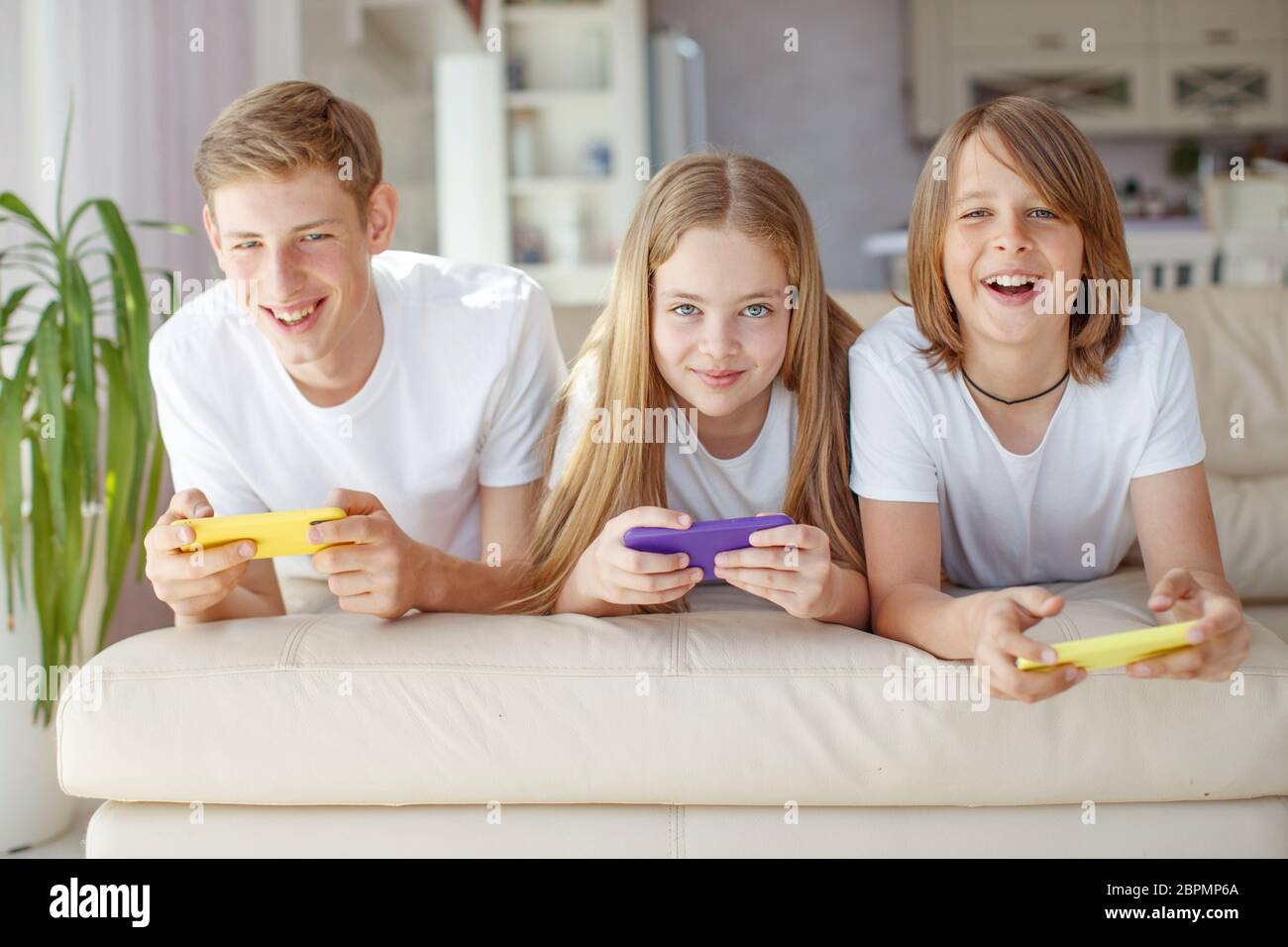 Teenagers playing a game on the phone Stock Photo - Alamy