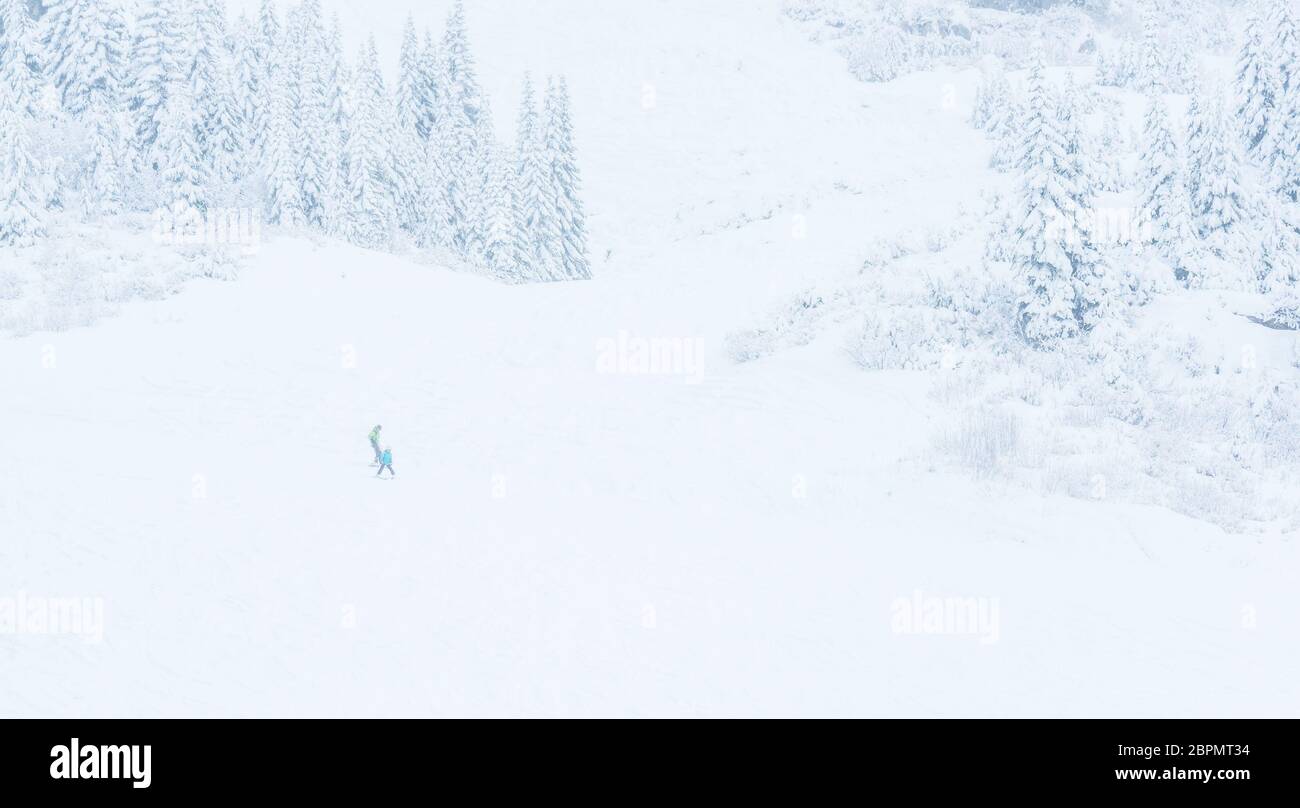 People walking in snow hi-res stock photography and images - Alamy