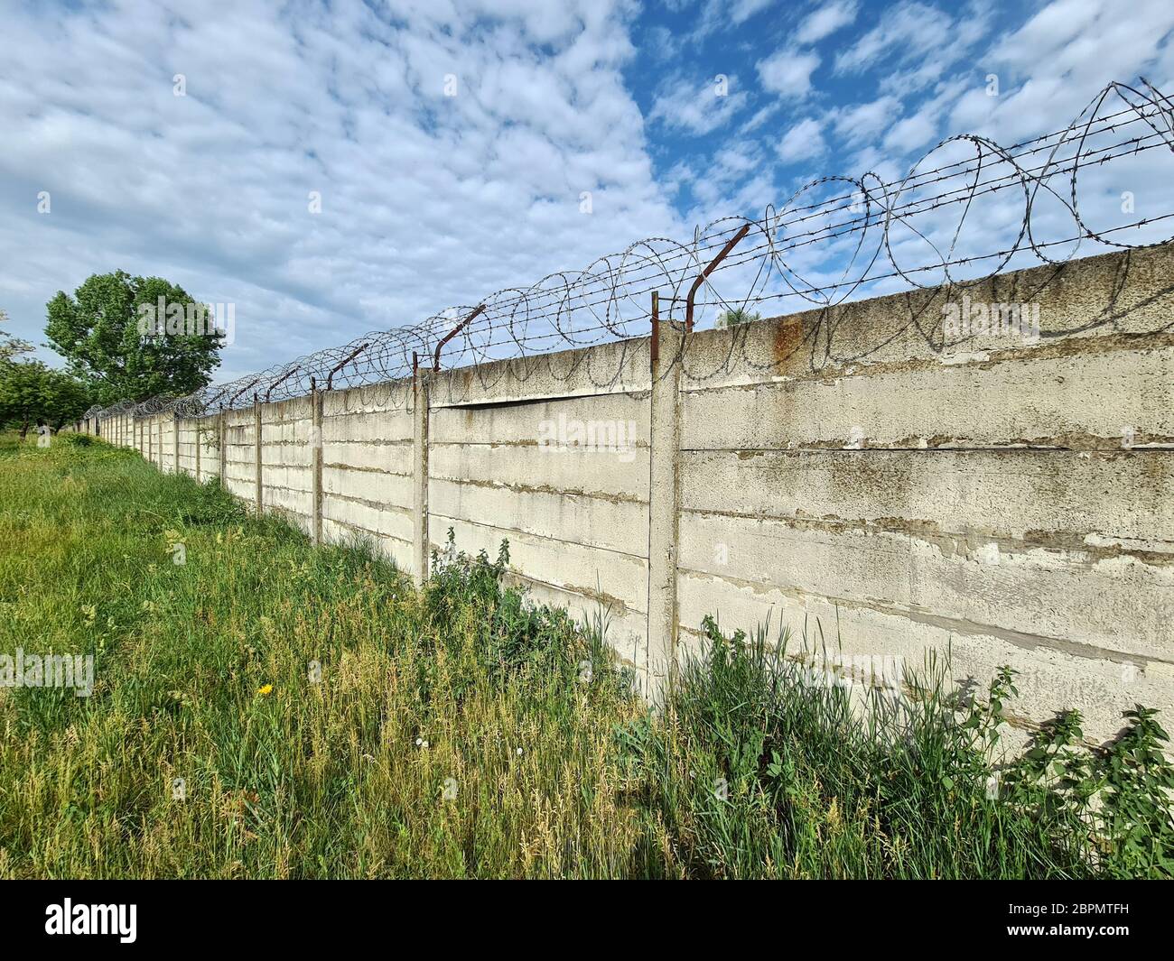 Concrete perimeter wall hi-res stock photography and images - Alamy