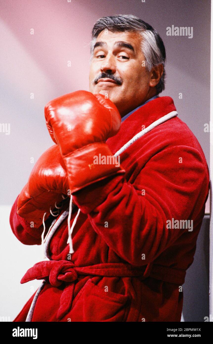 Mario Adorf - Der deutsche Schauspieler Mario Adorf mit Boxhandschuhen ...