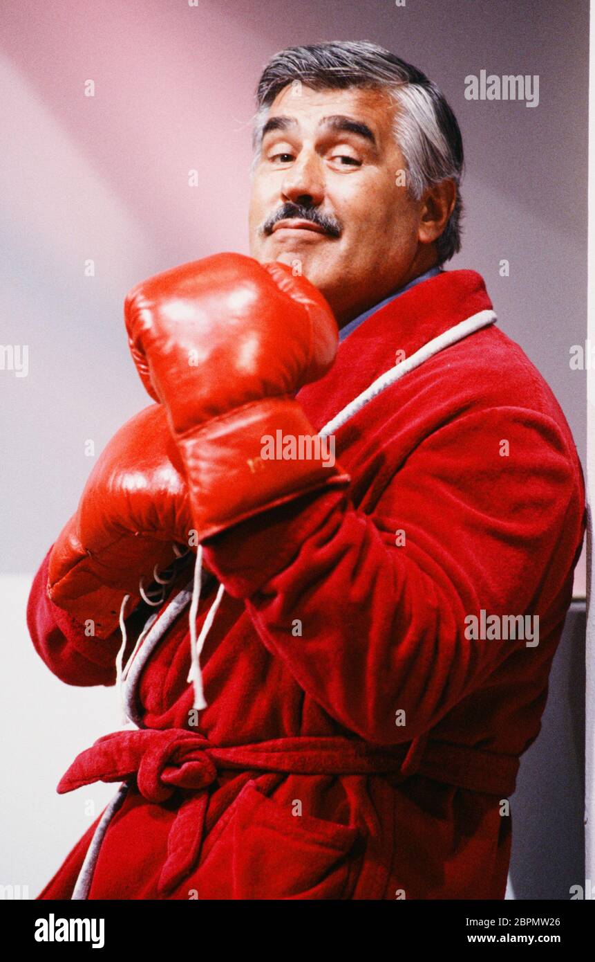 Mario Adorf - Der deutsche Schauspieler Mario Adorf mit Boxhandschuhen ...