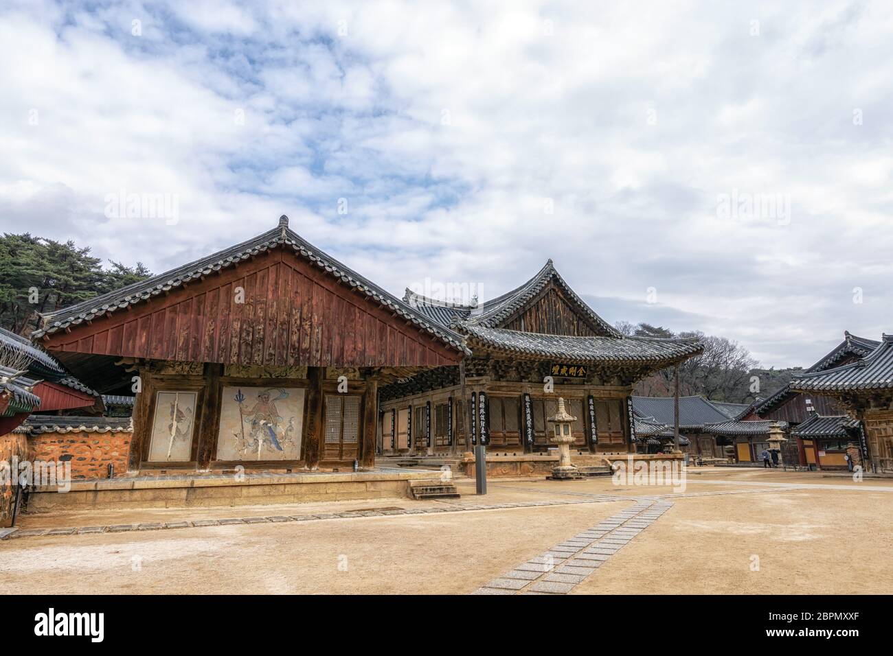 daeungjeon hall and ordination platform in Tongdosa Temple, South Korea ...