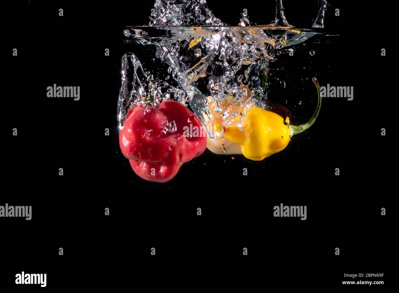 red pepper vegetables making splash in water - Imagem Stock Photo - Alamy