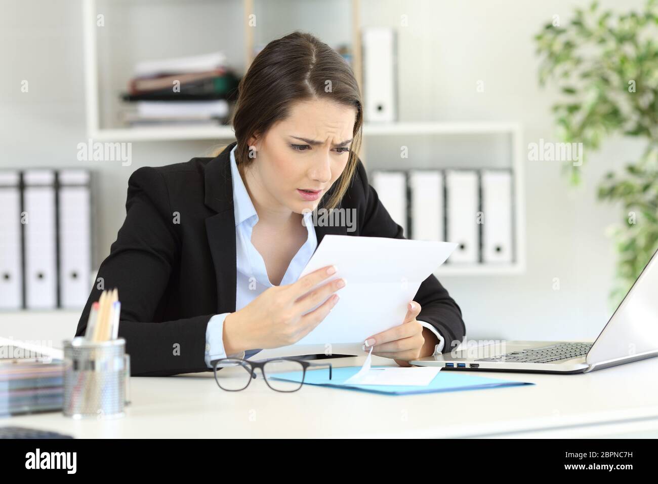 Confused worker reading letter hi-res stock photography and images - Alamy
