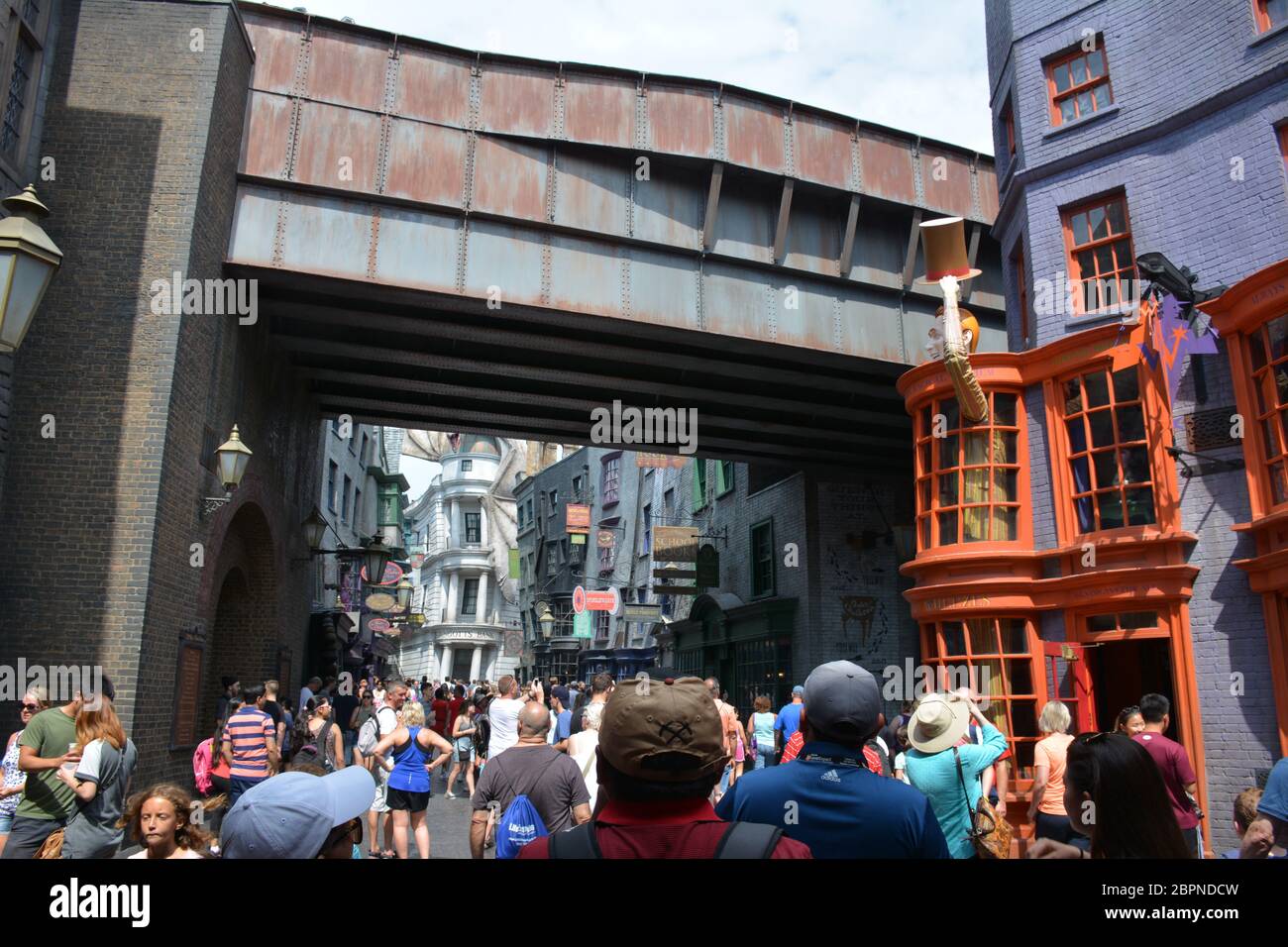 Crowds of tourists at The Wizarding World of Harry Potter - Diagon ...