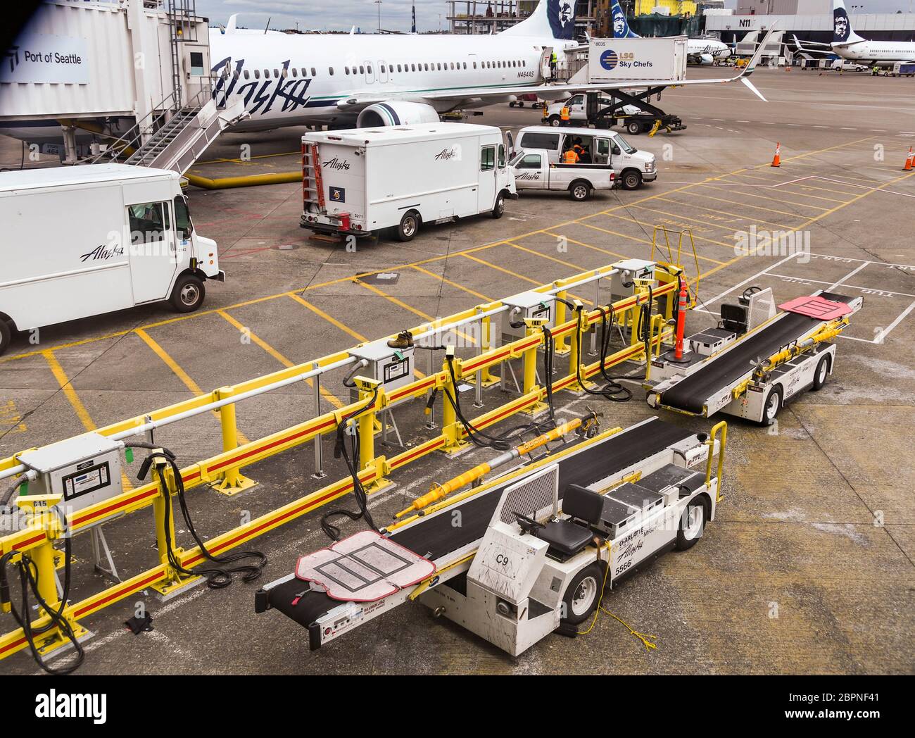 Airport ground vehicles hi-res stock photography and images - Alamy