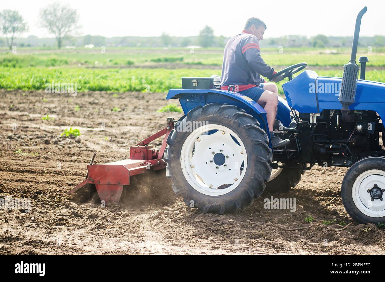 Farmer tractor agriculture hi-res stock photography and images - Alamy