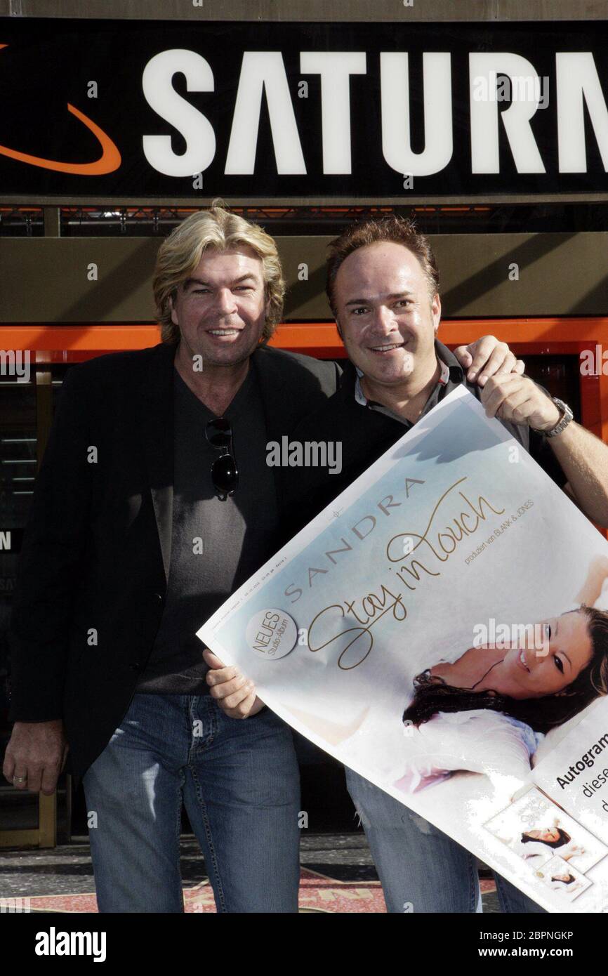 Autogrammstunde "Sandra" - Die deutsch-französische Popsängerin Sandra ...