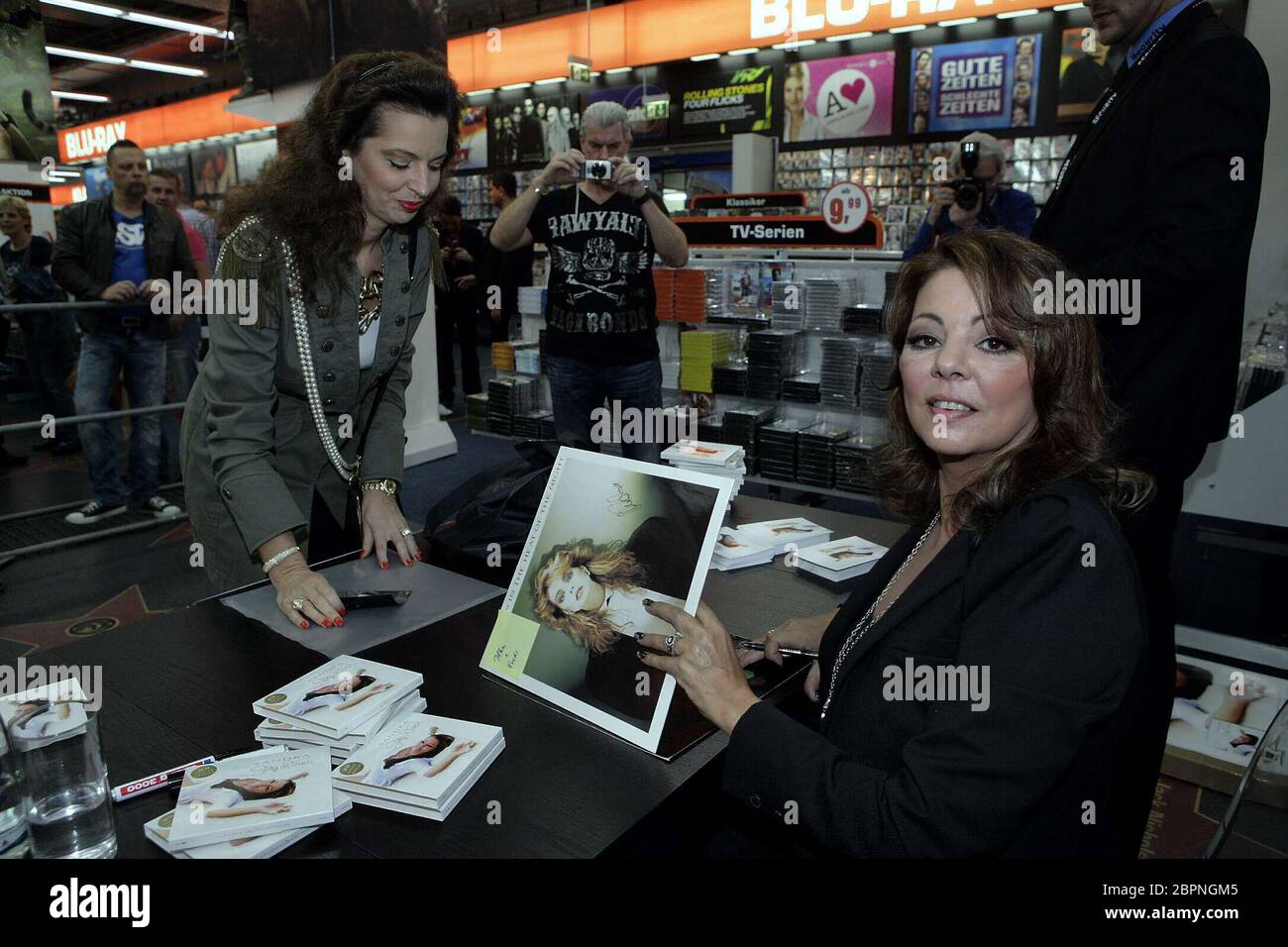 Autogrammstunde "Sandra" - Die deutsch-französische Popsängerin Sandra ...