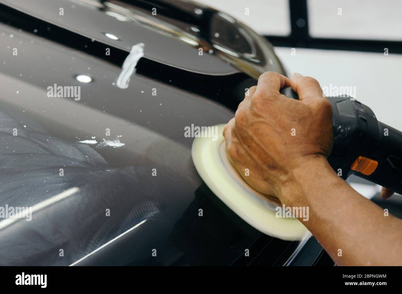Mechanic hand holding the car polish Stock Photo - Alamy