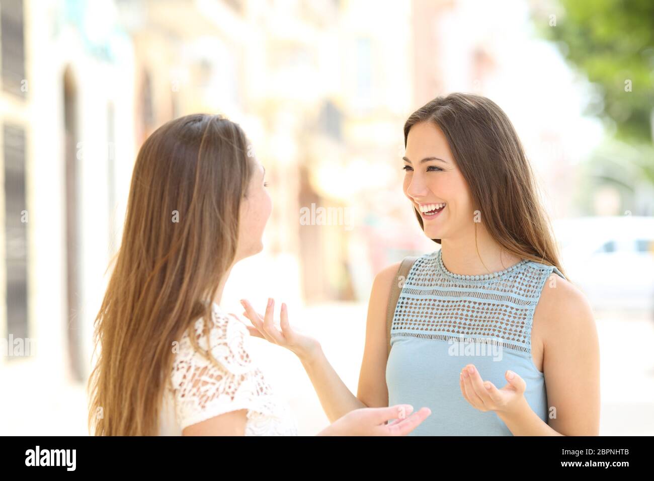 Two teenagers listening each other hi-res stock photography and images ...