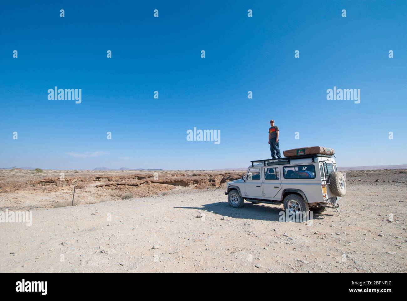 Road trip through the Namibian desert in a 4WD with a roof top tent ...