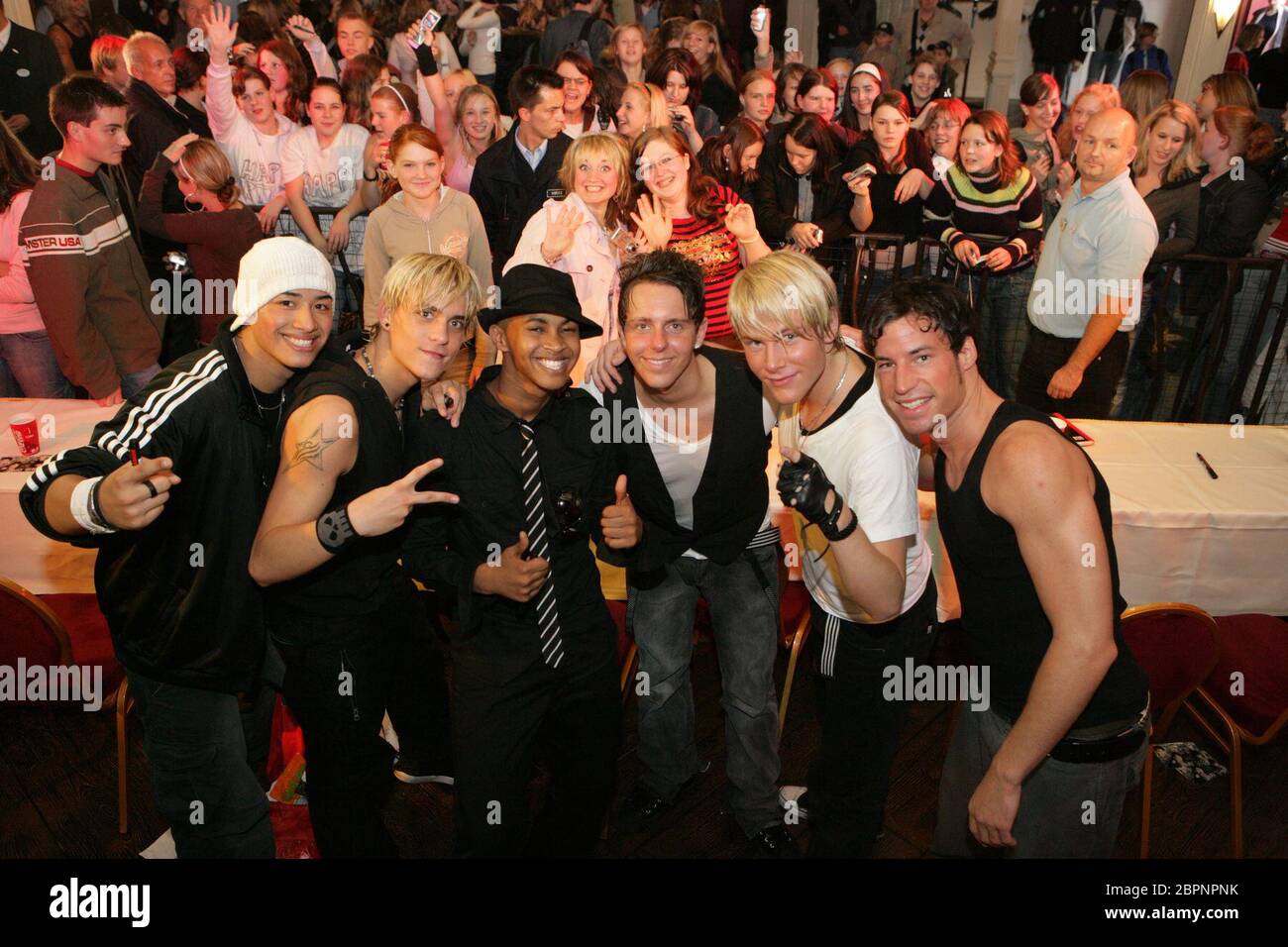 Six - Die irische Boygroup Six während einer Autogrammstunde Stock ...