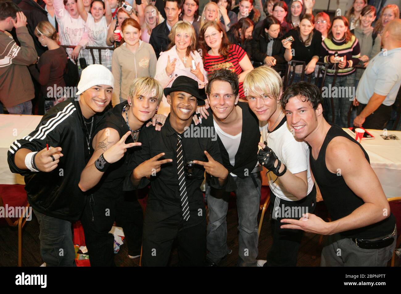 Six - Die irische Boygroup Six während einer Autogrammstunde Stock ...