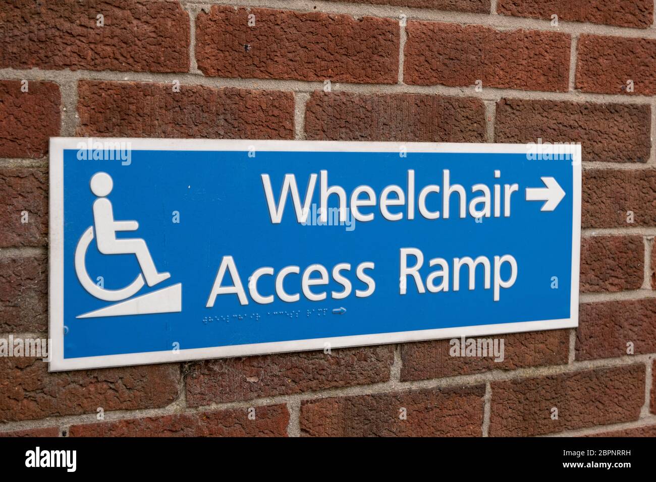 Wheelchair access ramp sign hi-res stock photography and images - Alamy