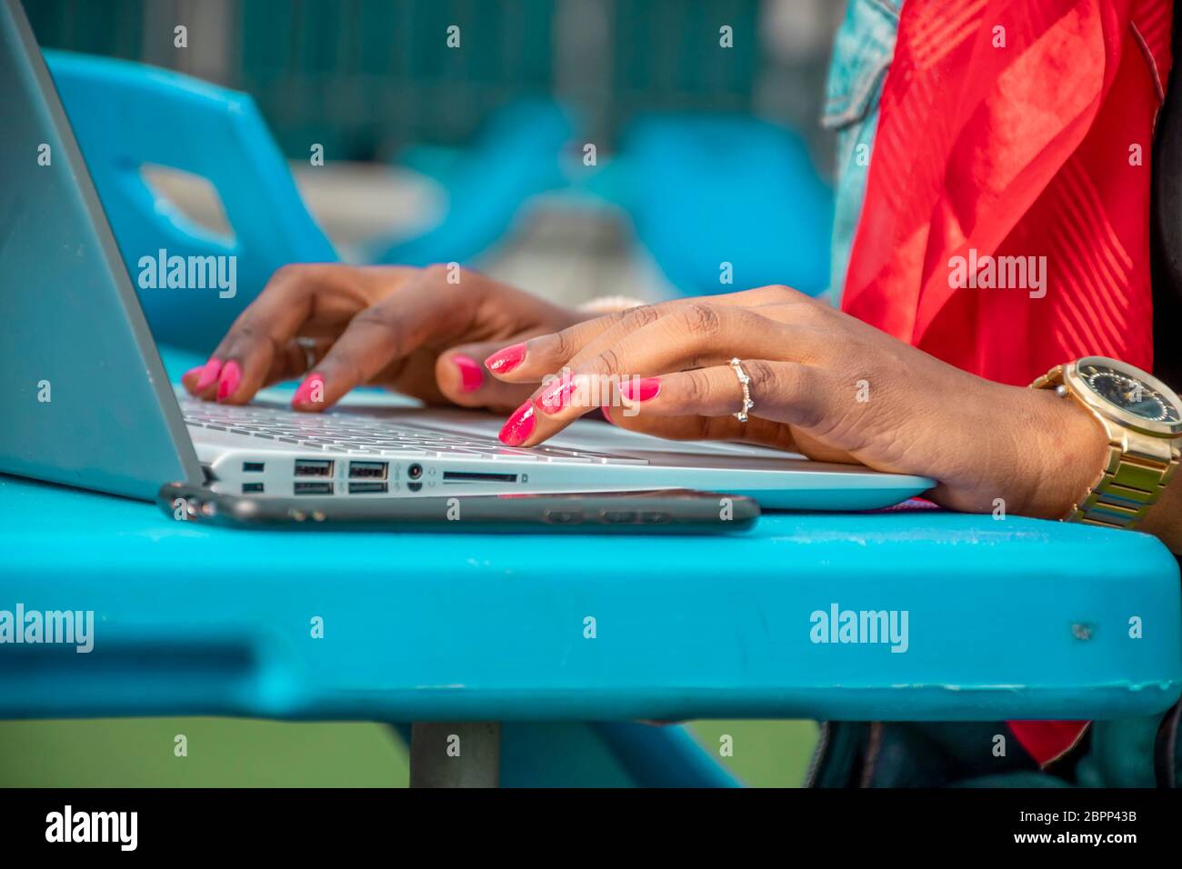 Black woman computer coding hi-res stock photography and images - Alamy