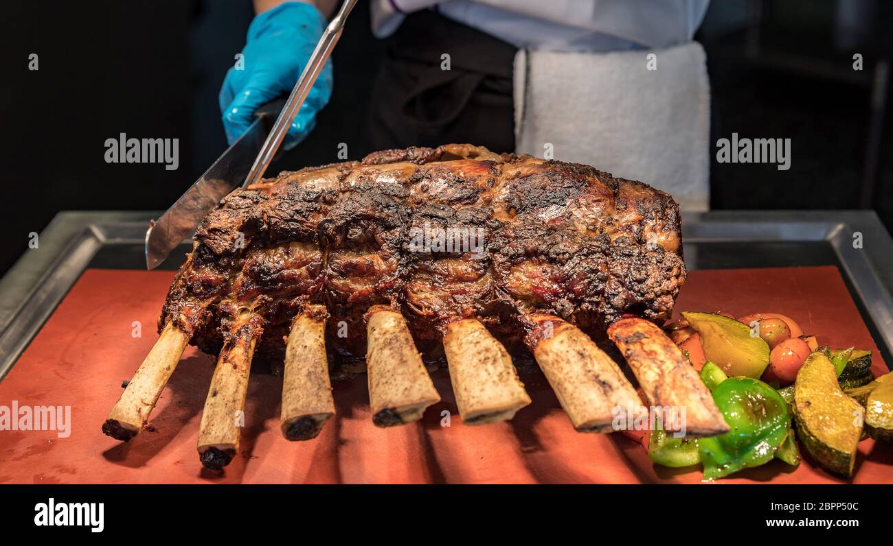 Chef Carving prime rib of roast Wagyu beef Stock Photo - Alamy