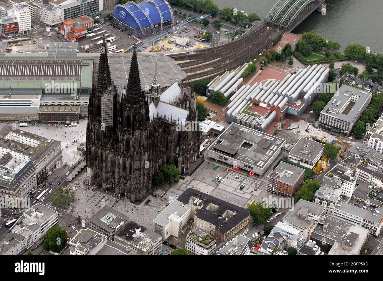 Köln - Impressionen - Der Kölner Dom und Umgebung. Im Uhrzeigersinn ...
