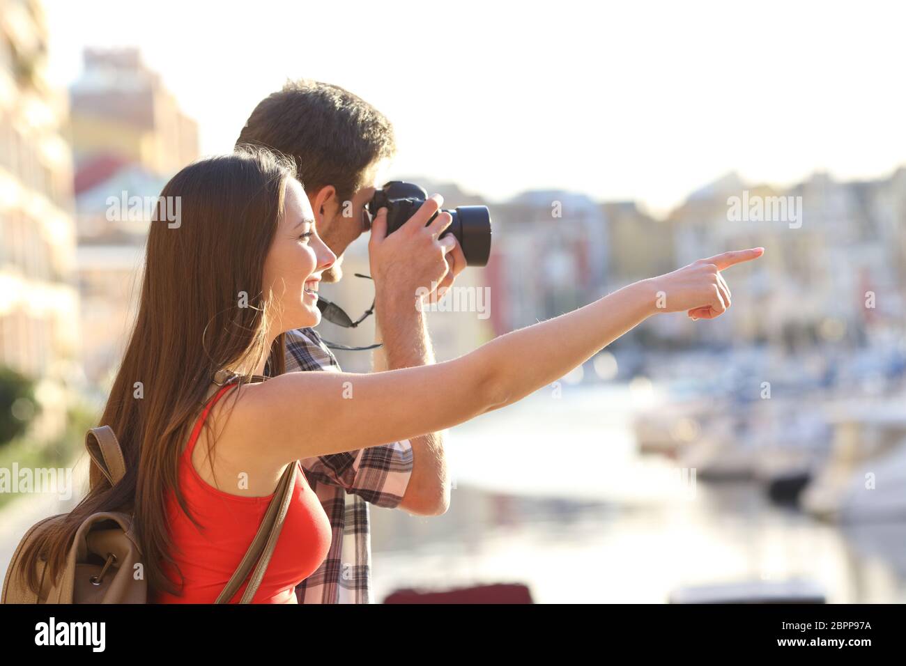 Happy teenage friends sightseeing hi-res stock photography and images ...