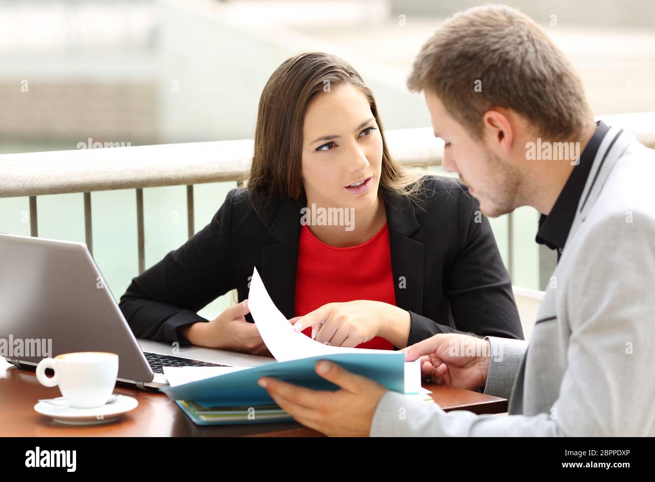 Two employees having a meeting hi-res stock photography and images - Alamy