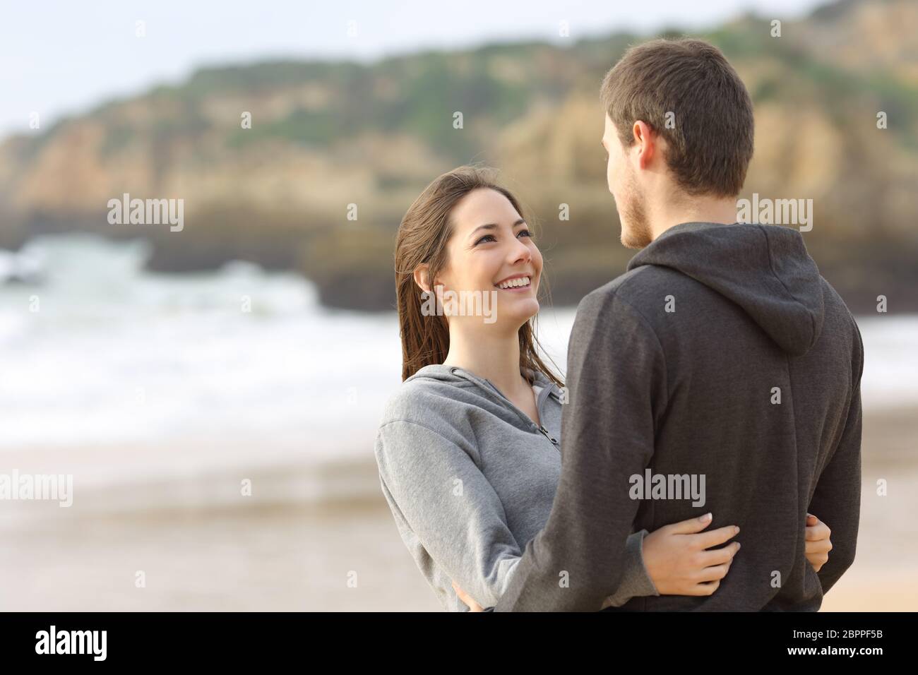 2 people facing each other hi-res stock photography and images - Alamy