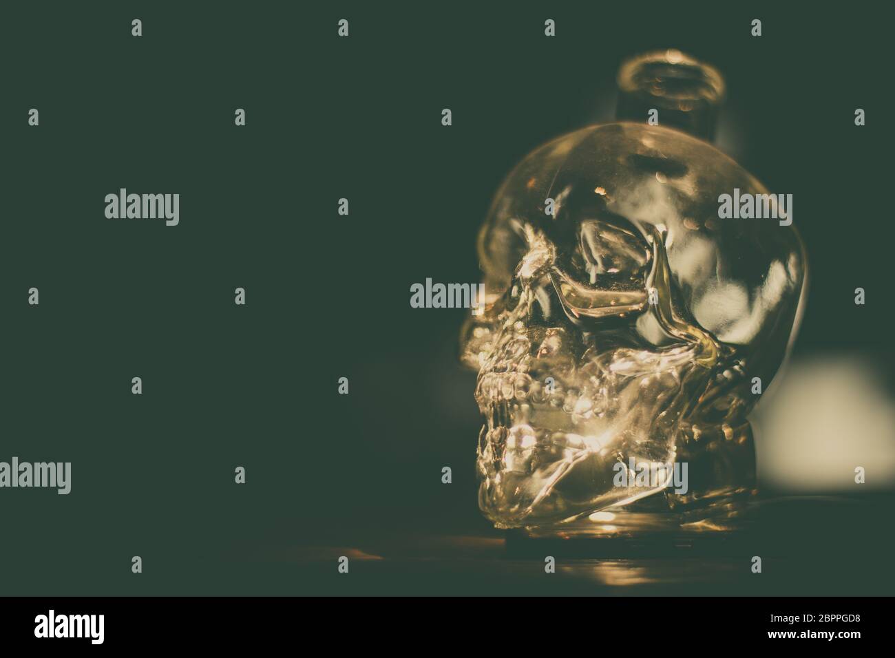 Skull shaped glass hi-res stock photography and images - Alamy