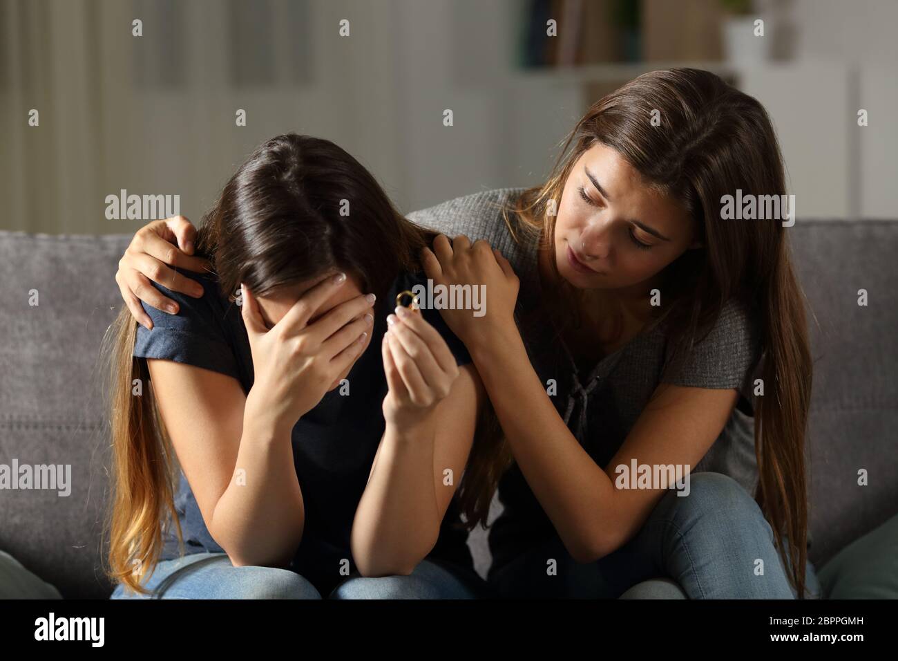 Girl crying on couch with friend hi-res stock photography and images ...