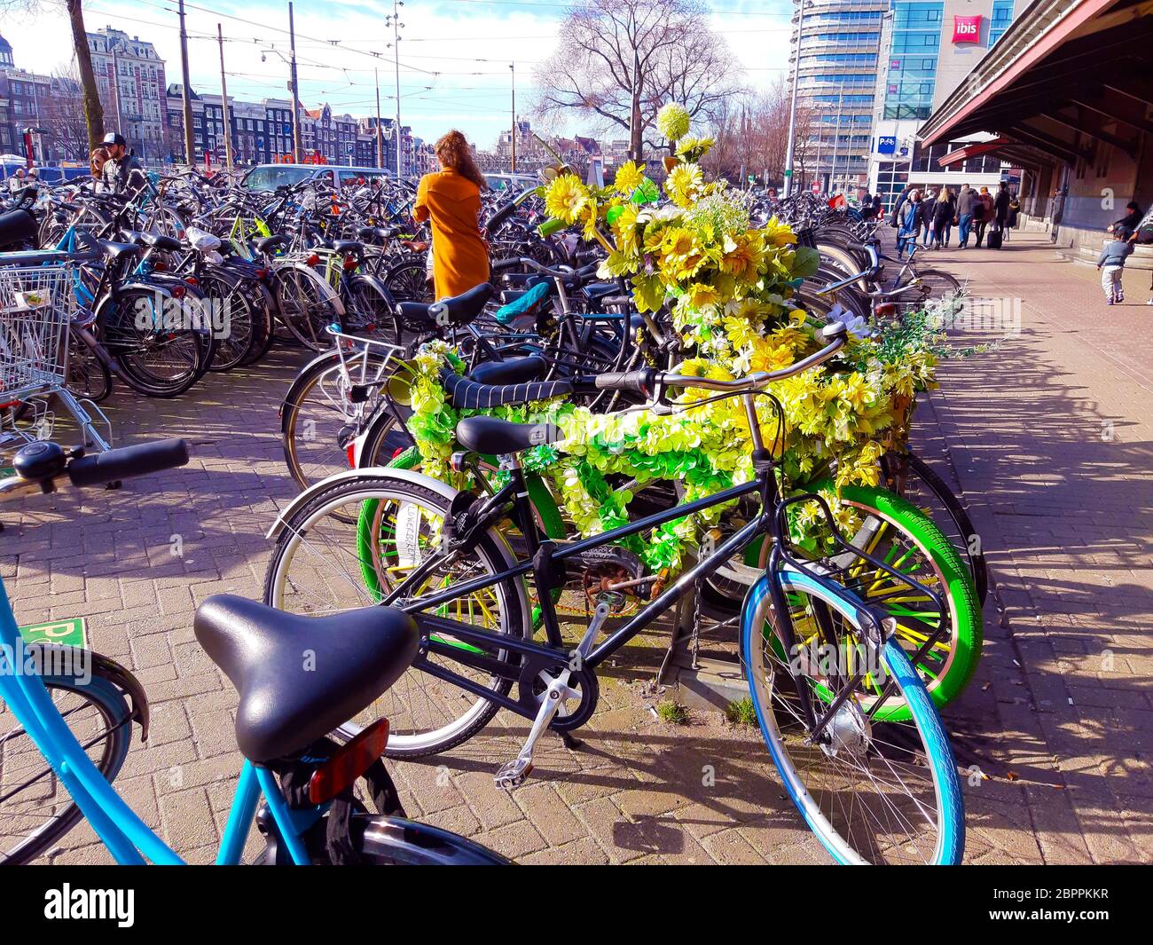 Netherlands bicycle traffic commuting hi-res stock photography and ...
