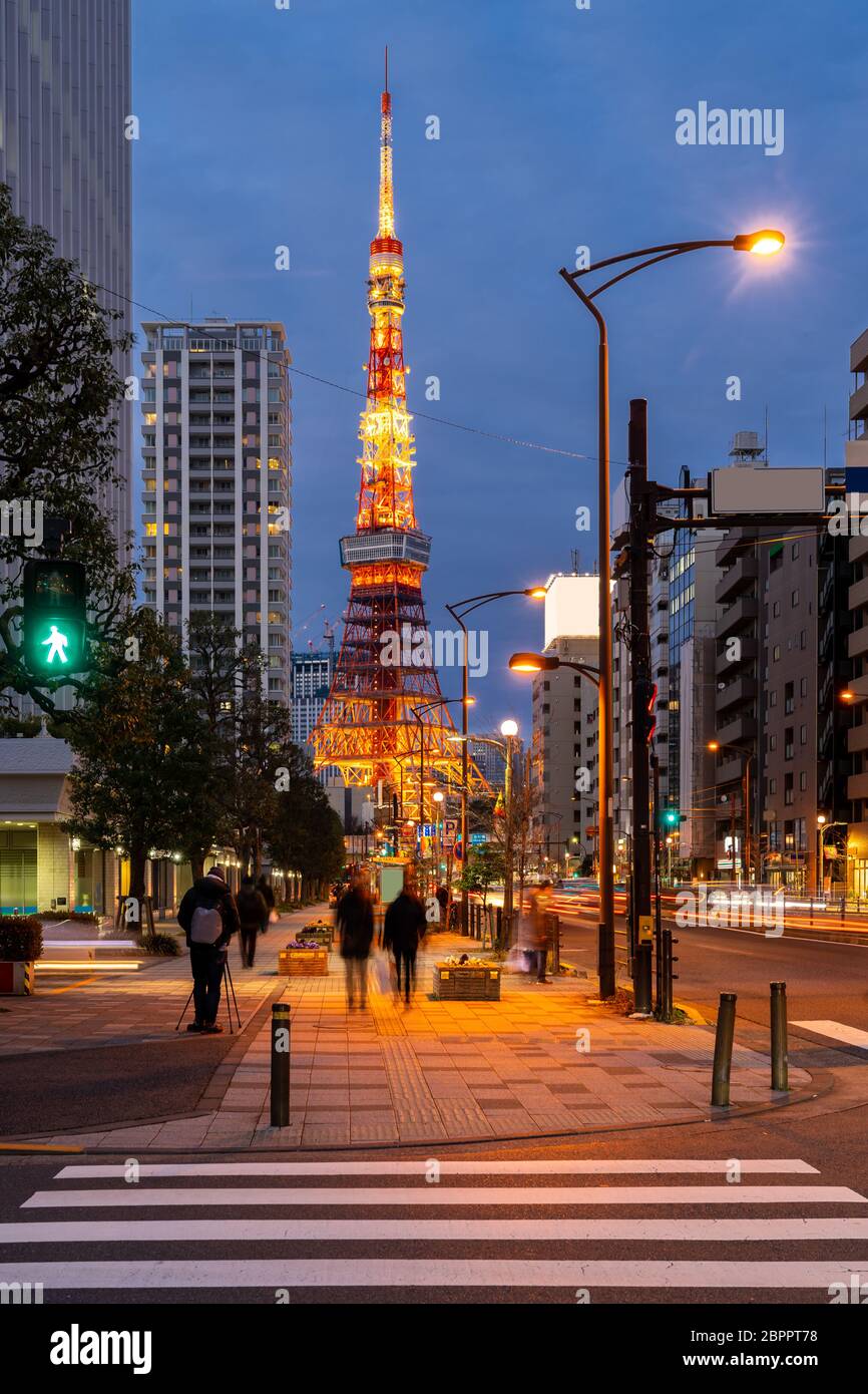 Tokyo Tower at dusk with Tokyo skyline city scape in monato ward. Tokyo ...