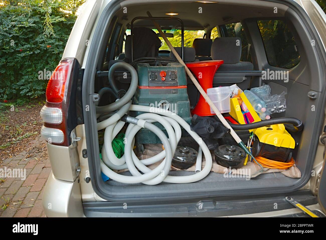 Trunk of a car loaded with equipment Stock Photo - Alamy