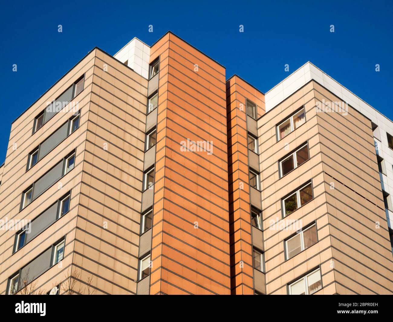 Color-designed block of flats in Berlin-Reinickendorf in front of blue ...