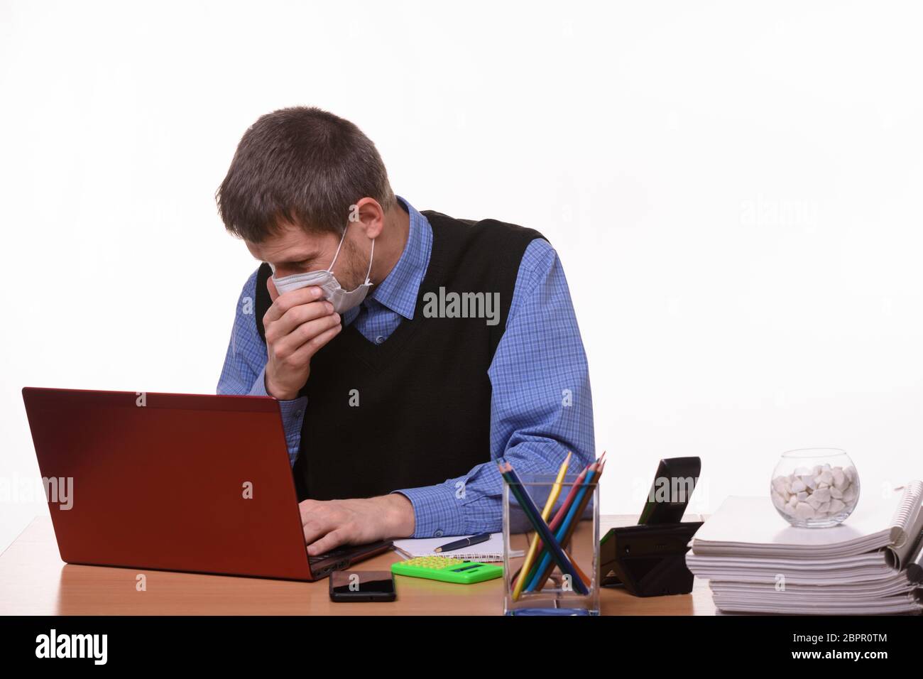 Office worker sneezing hi-res stock photography and images - Alamy