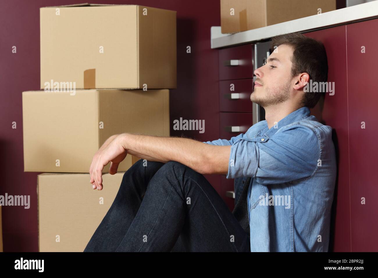 Man moving house sad hi-res stock photography and images - Alamy
