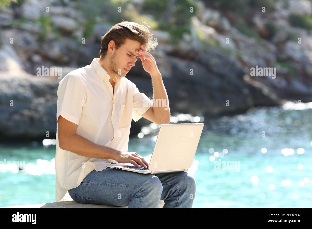 Online fraud beach hi-res stock photography and images - Alamy