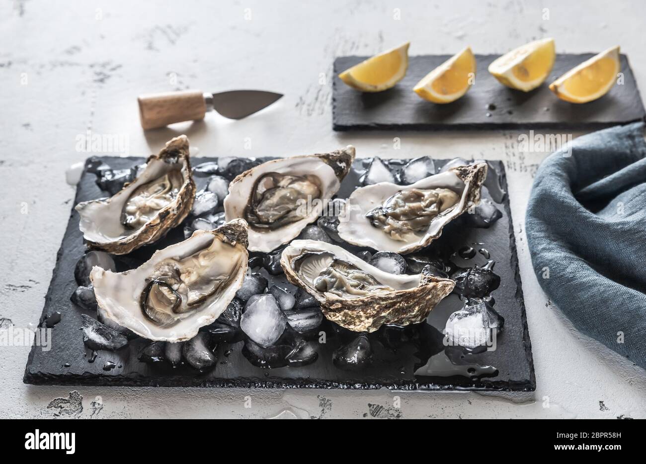 Raw oysters on slate hi-res stock photography and images - Alamy