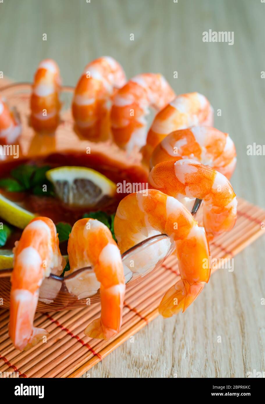 Prawn cocktail bowl lemon hi-res stock photography and images - Alamy