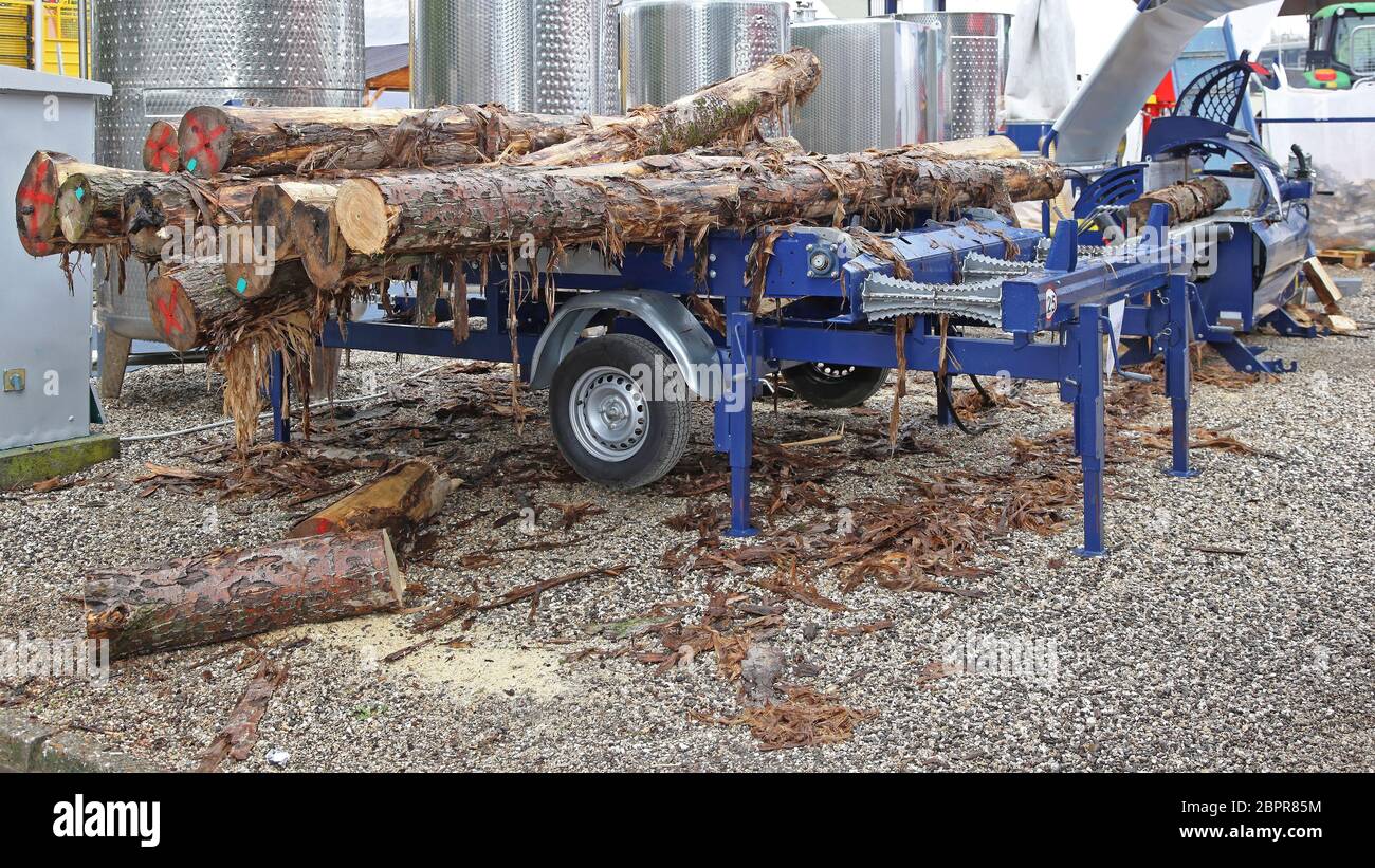 Mobile Saw Mill Woodworking Equipment at Trailer Stock Photo - Alamy