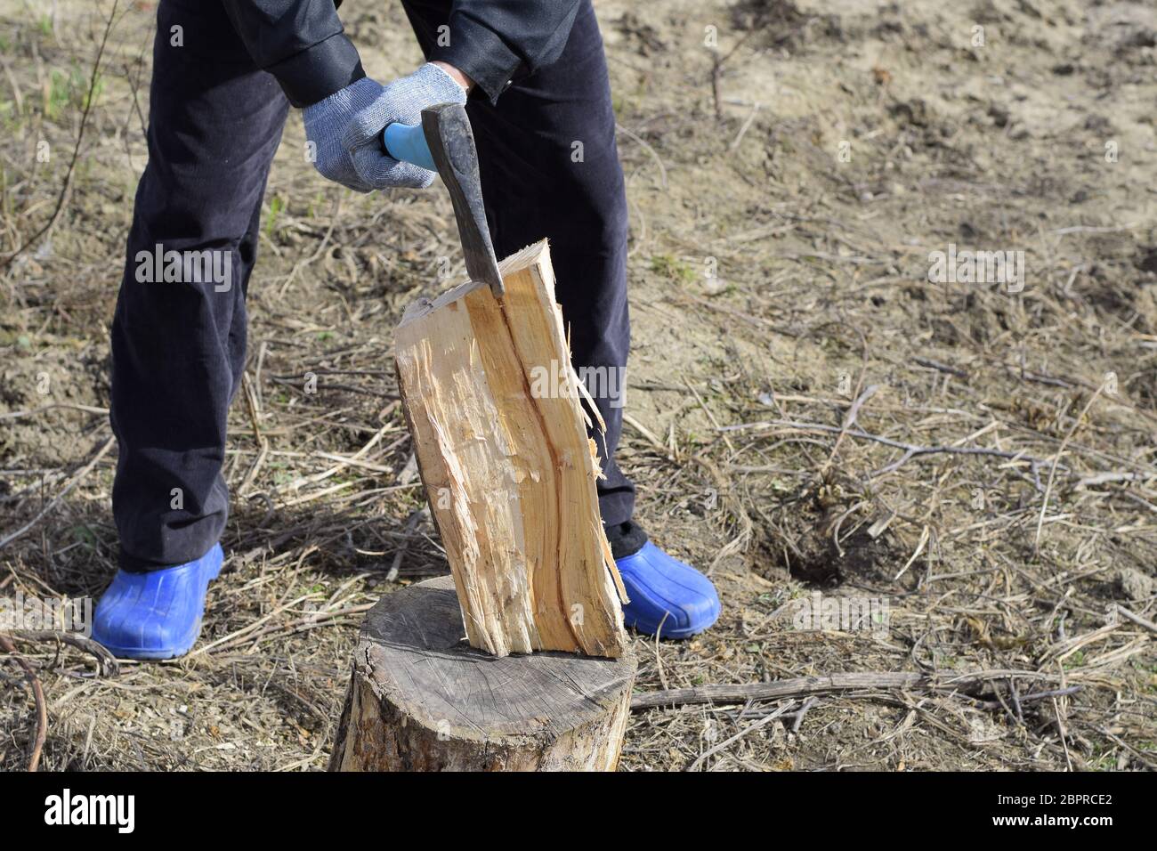 Man woodcutter chopping wood old hi-res stock photography and images ...