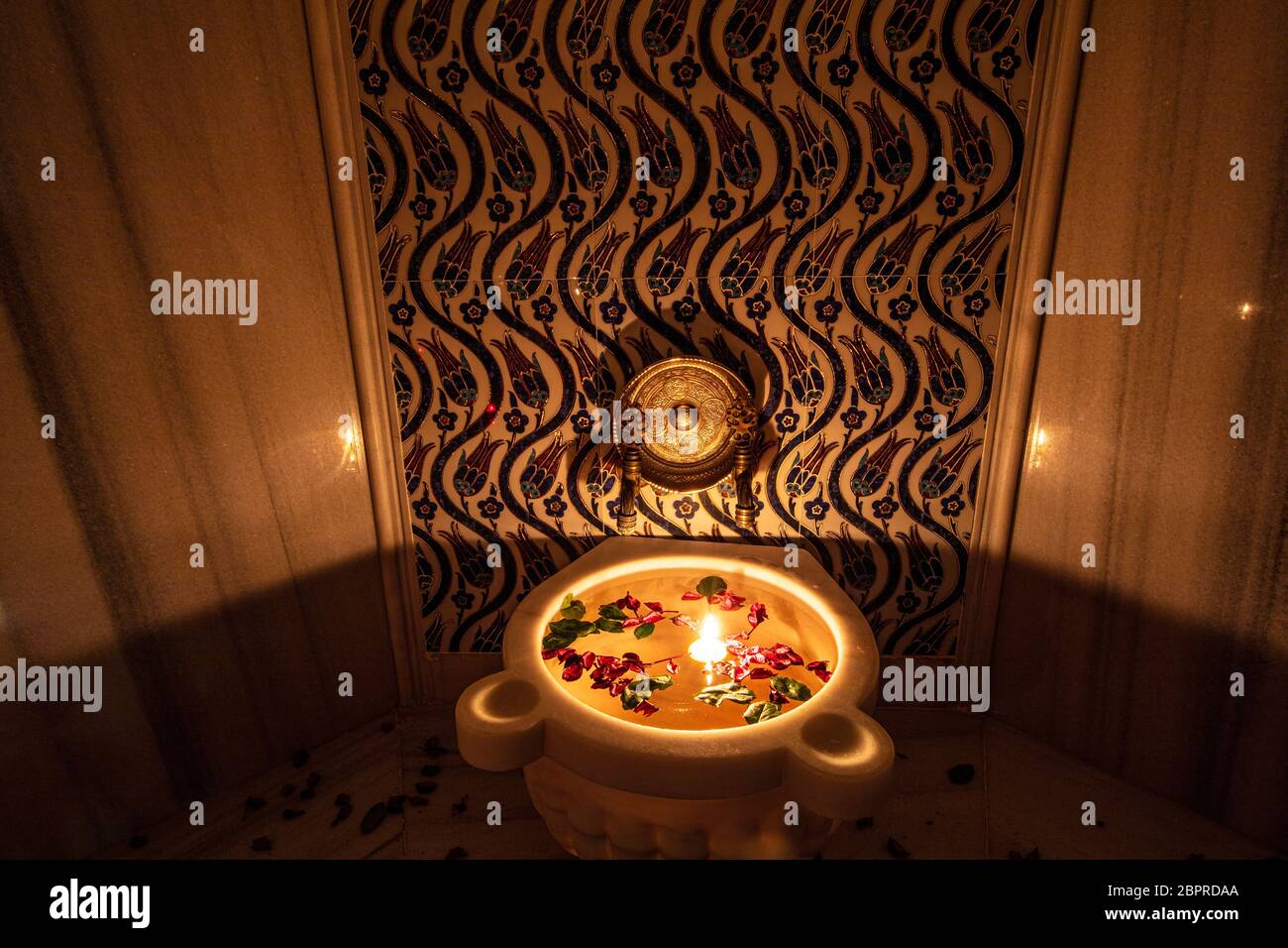 Istanbul, Türkiye - 19, Ekim 2019; Bath tub hammam sauna hot water ...