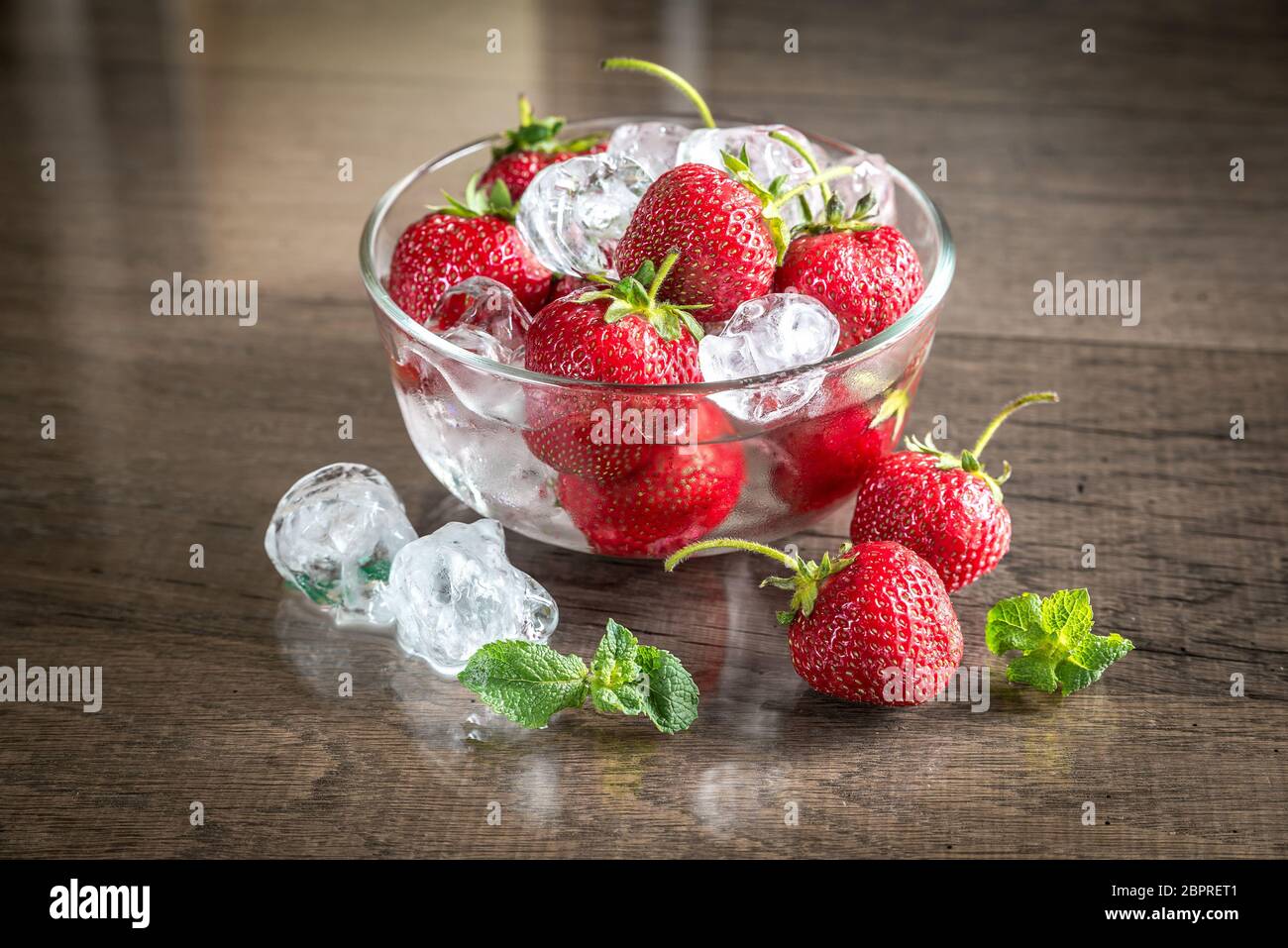 Ice cubes strawberries mint hi-res stock photography and images - Alamy