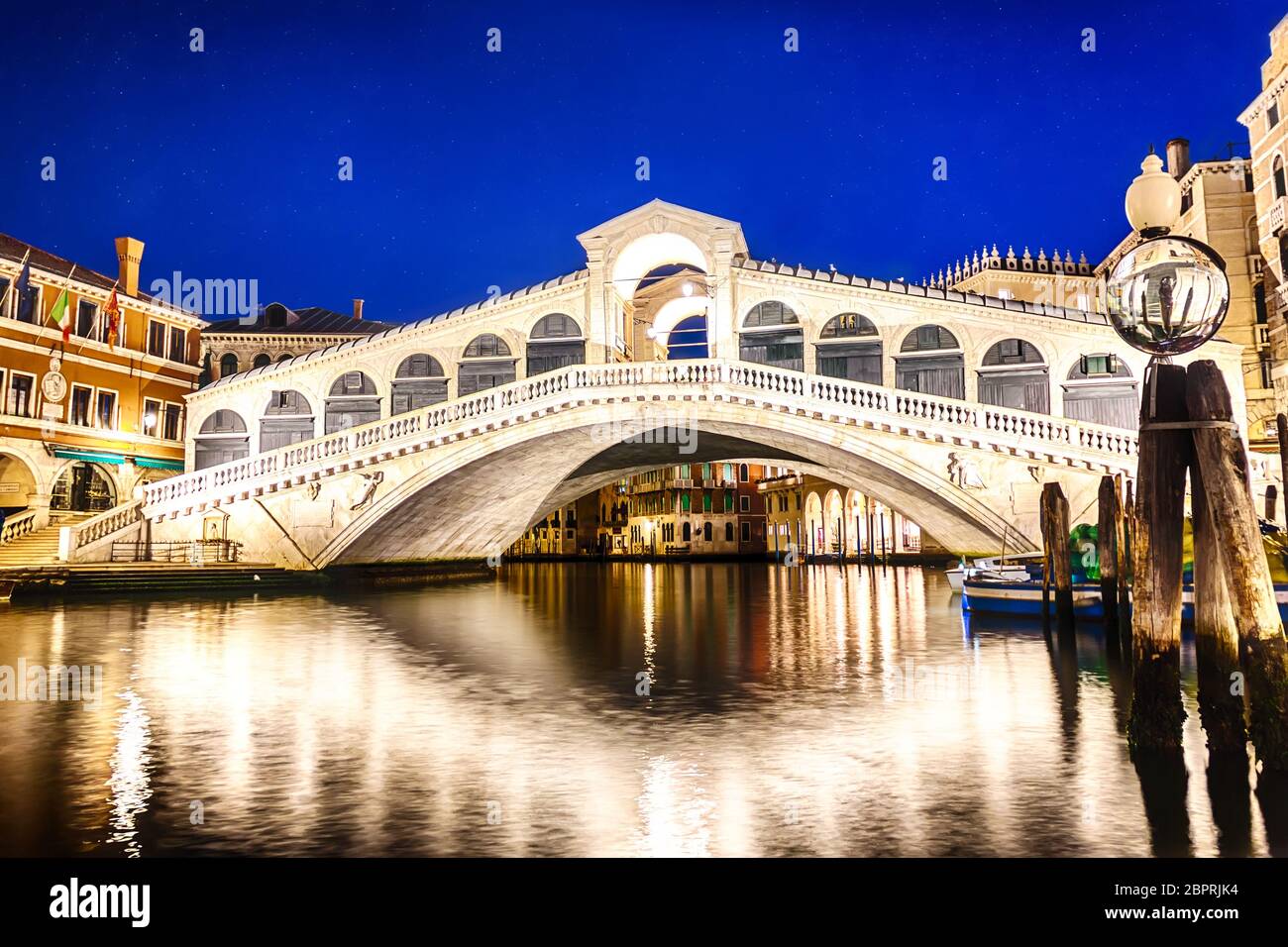 The Rialto bridge in Venice, night view Stock Photo - Alamy