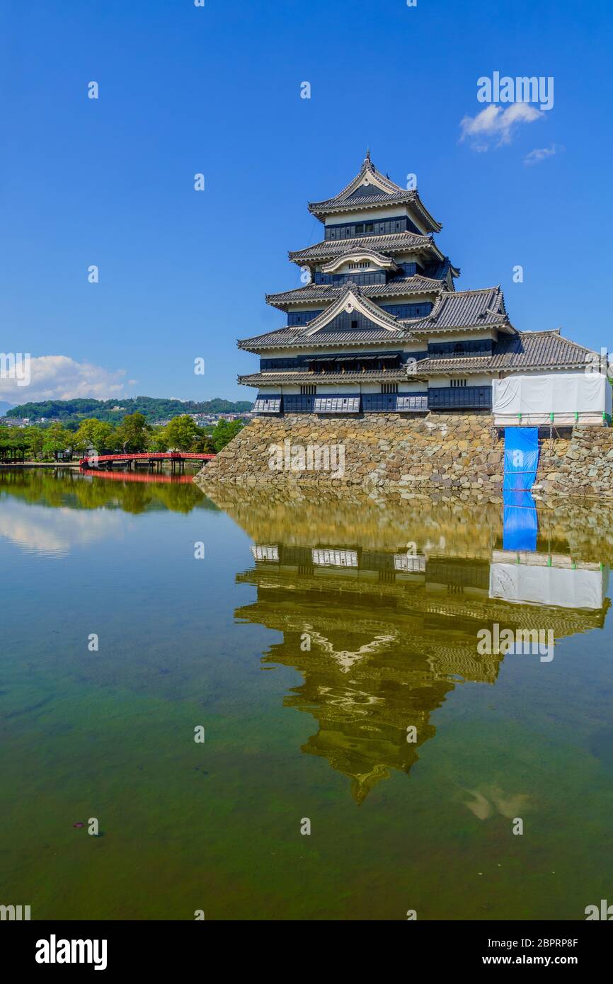 View of the Matsumoto Castle (or Crow Castle) and bridge, in Matsumoto ...