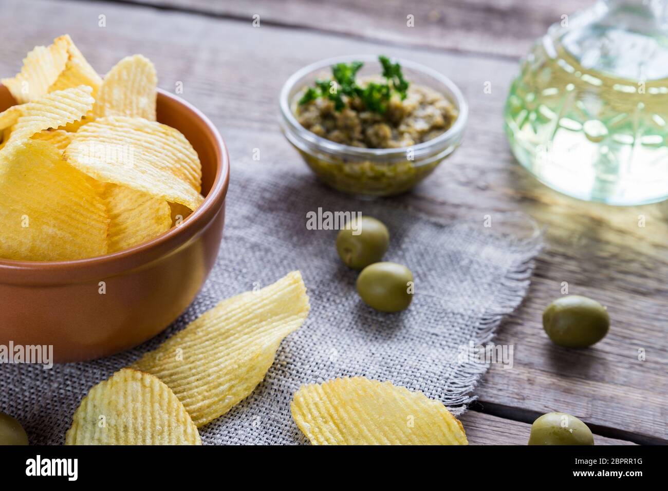 Potato chips in the glass bowl Stock Photo - Alamy