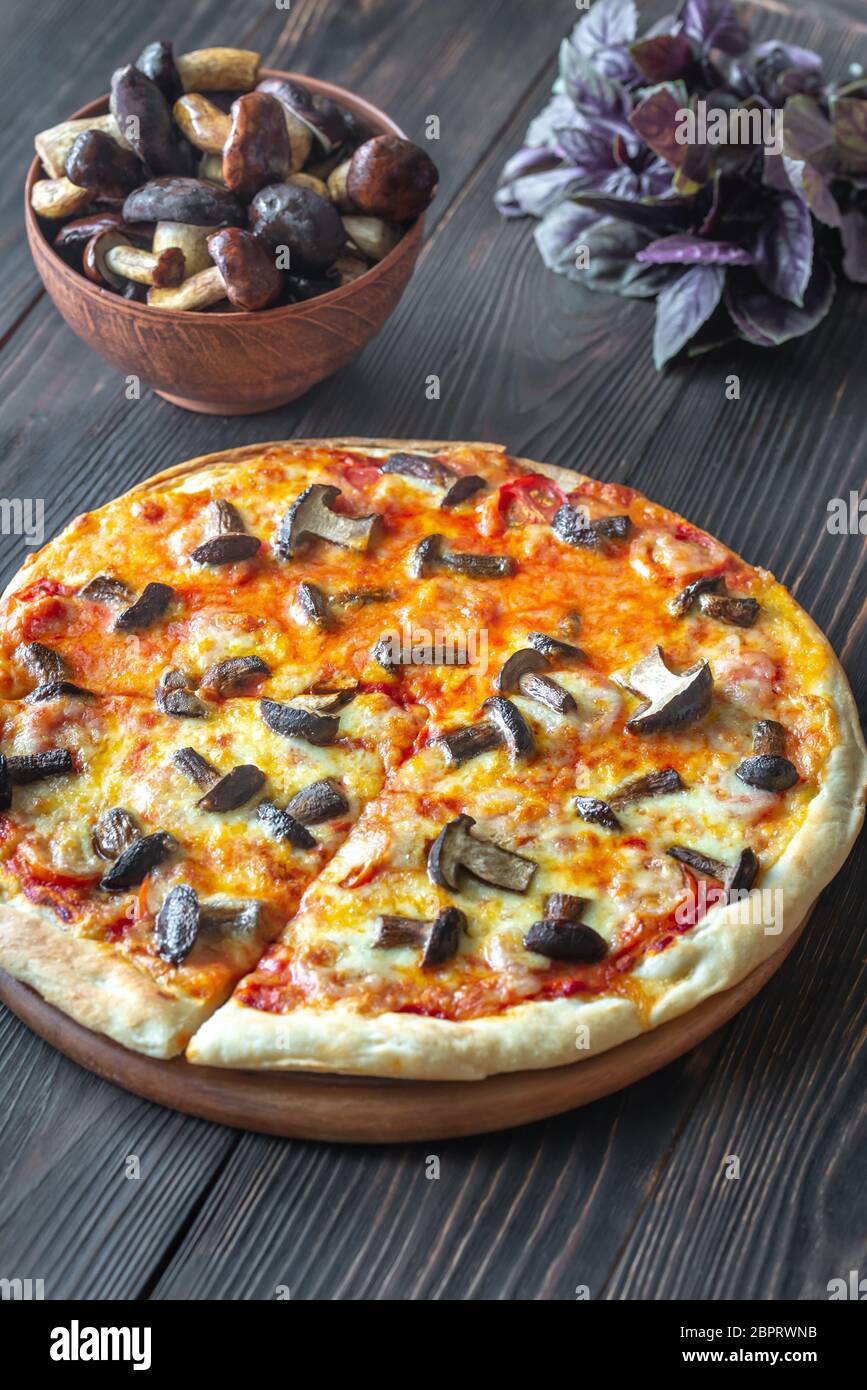 Pizza with porcini mushrooms Stock Photo - Alamy