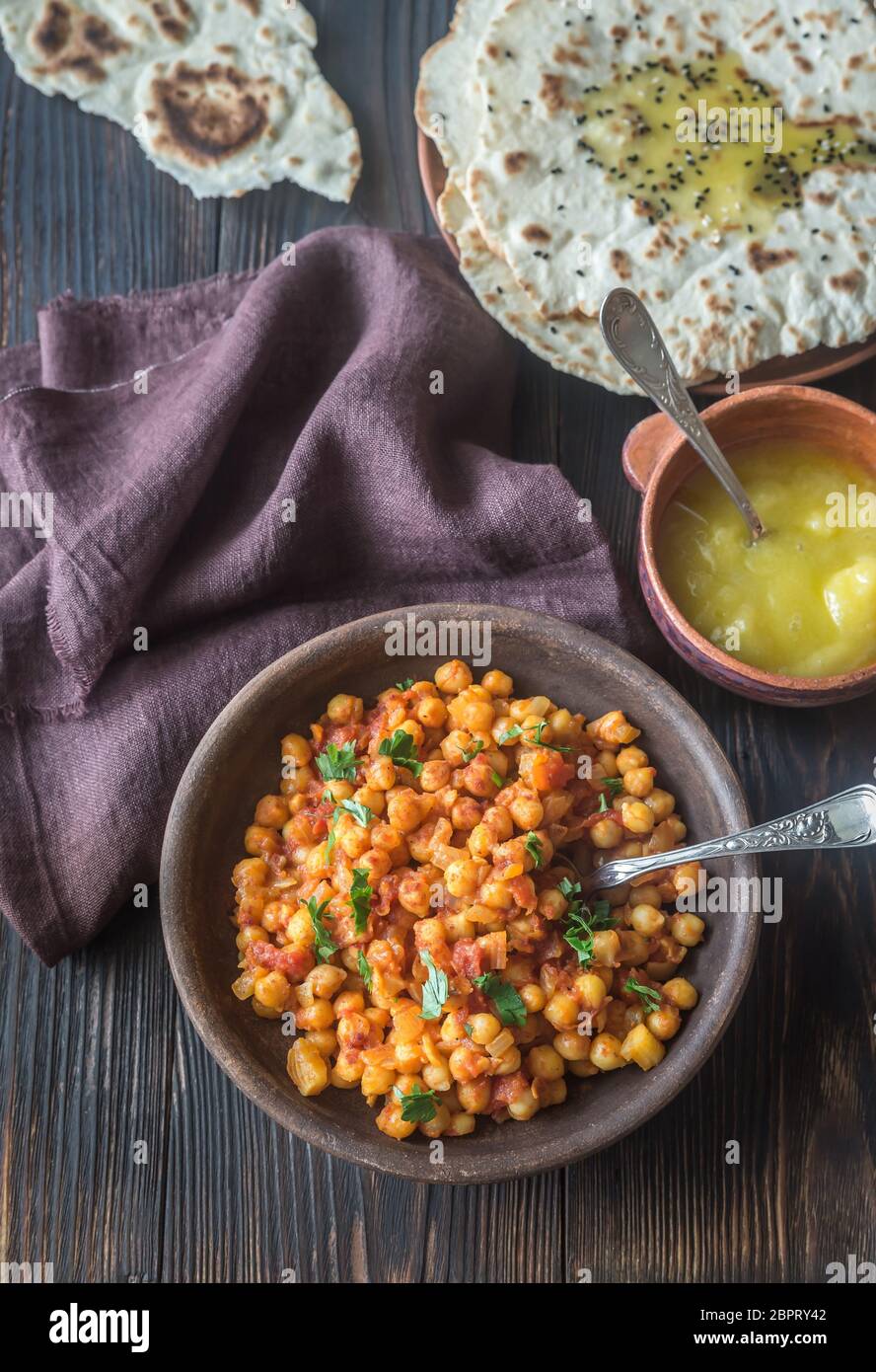 Bowl of chana masala with flatbread Stock Photo - Alamy