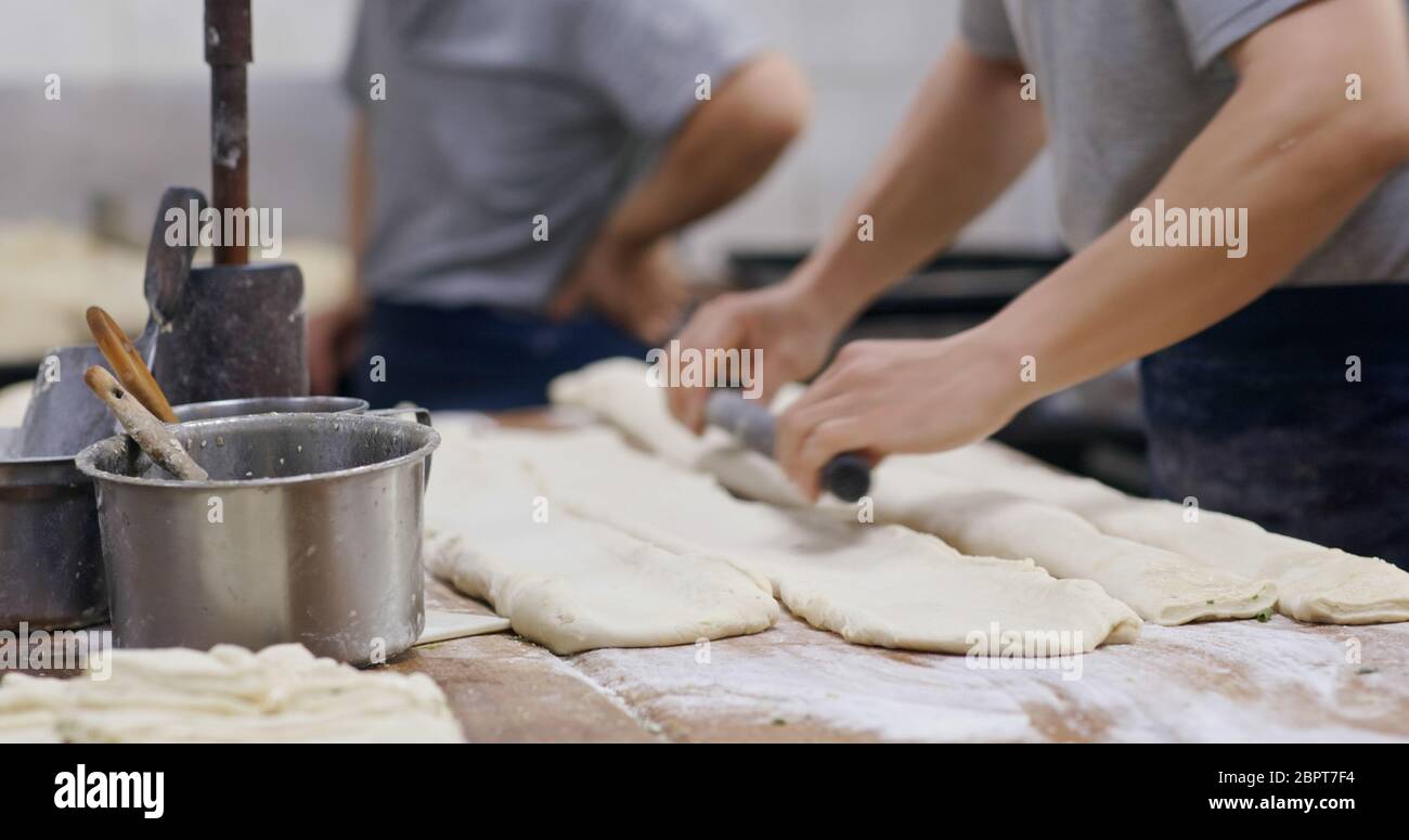 Chinese master making white bread Stock Photo - Alamy