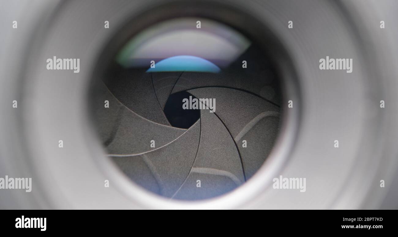 Adjusting aperture on camera lens Stock Photo - Alamy